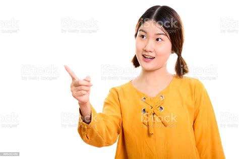 거리에서 젊은 아름 다운 아시아 여 자가 가리키는 손가락의 스튜디오 샷 20 24세에 대한 스톡 사진 및 기타 이미지 20 24세 20 29세 가리키기 Istock
