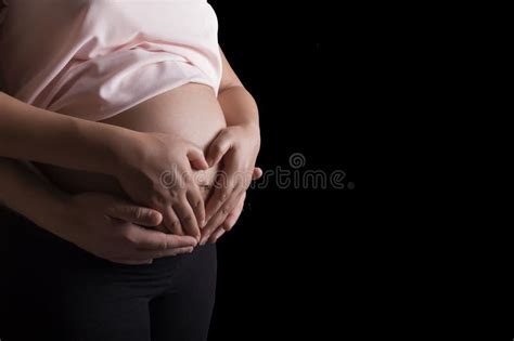 Hombre Y Mujer Embarazada Que Acarician Su Vientre Foto De Archivo