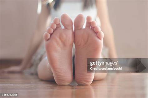 131 Teen Feet Soles Photos Et Images Haute Résolution Getty Images