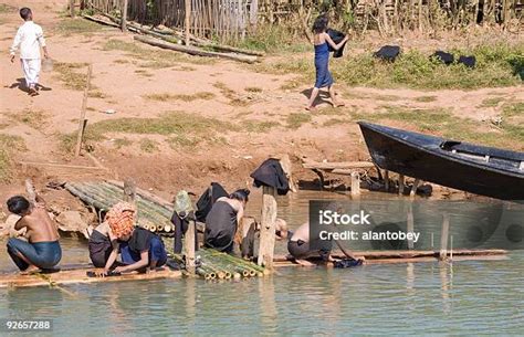 Myanmar Wanita Mandi Di Tepi Sungai Foto Stok Unduh Gambar Sekarang