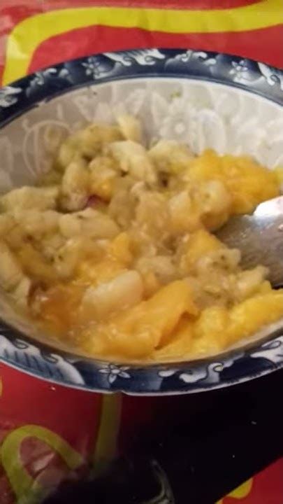 اعداد وجبه طفل عمر 8 اشهر من الفواكه موز مع خوخه تقطيع تم اهرس الوجبه