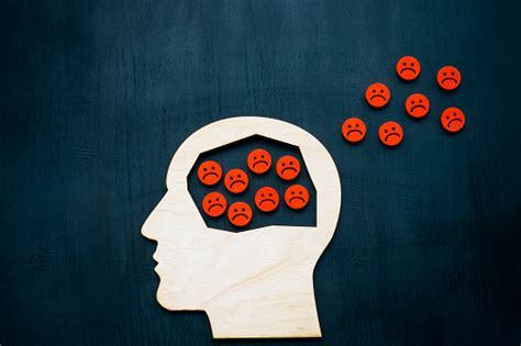 머리와 슬픈 이모티콘은 우울증과 부정적인 생각의 개념입니다 개념에 대한 스톡 사진 및 기타 이미지 개념 걱정하는 계획 Istock