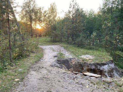В Белых Берегах машина провалилась вместе с дорогой