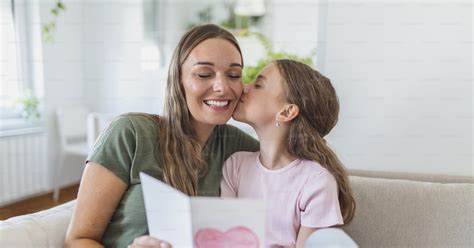 해피 어머니의 날 어린 딸은 엄마를 축하하고 엽서를줍니다 엄마와 소녀는 웃고 껴안고 있다 가족 휴가와 공생 사진 Unsplash의 세르비아 이미지