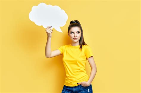 복사 공간 Fot 텍스트와 빈 음성 거품을 들고 꽤 사려 깊은 여성 20 24세에 대한 스톡 사진 및 기타 이미지 20 24세 개념 결정 Istock