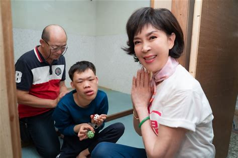 白嘉莉送珍貴物品給腦麻病友 大讚「施比受更有福」 娛樂星聞