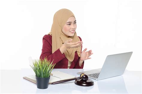 비즈니스 및 상담의 개념 Hijab 앉아서 이야기 하는 몸짓과 미소 얼굴 사업가 경영자에 대한 스톡 사진 및 기타 이미지