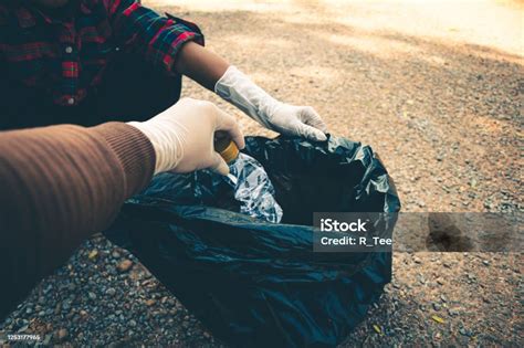 사람들의 그룹은 깨끗하게 유지하고 재활용을 하기 위해 쓰레기 수거를 돕습니다 개념에 대한 스톡 사진 및 기타 이미지 개념