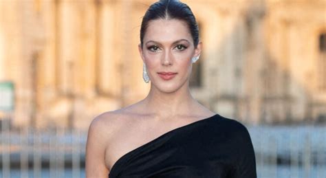 Iris Mittenaere Incendiaire Dans Une Robe Fendue Jusquaux Hanches Qui