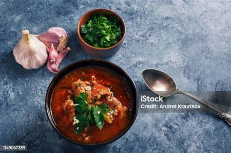 카라 초 수프쇠고기 쌀 마늘과 Tkemali 국립 조지아 요리 접시 전통 정통 코 카시 안 음식 0명에 대한 스톡 사진 및 기타
