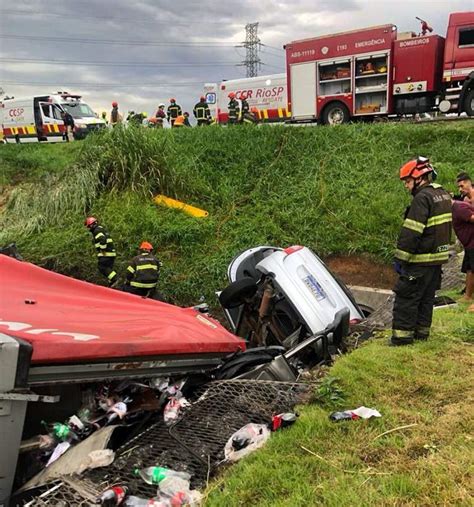 Acidente Entre Caminhão E Automóvel Na Via Dutra Causa Uma Morte E