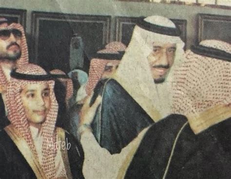 الامير محمد بن سلمان وهو صغير برفقة والده الملك سلمان