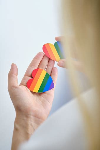 흰색 티셔츠를 입은 여성의 손에 종이로 무지개 하트 Lgbt 플래그 6 월 Lgbtqia 프라이드 의 달 레즈비언 게이 양성애자