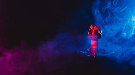 컬러 연기의 배경에 금속 그릇에 Hookah에 대한 Shisha 빨간 뜨거운 석탄 가정의 방에 대한 스톡 사진 및 기타 이미지