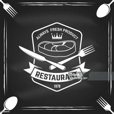 레스토랑 상점 칠판에 메뉴 벡터 일러스트 레이 션 로고타입 라벨 스테이크 포크 나이프가 있는 배지를 위한 빈티지 그래픽 디자인 요리 메뉴 레스토랑 또는 카페에 대한 요리