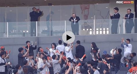 자신을 맞이하는 반응에 흡족한 김승연 회장 ㅋㅋㅋㅋㅋㅋ 야구 에펨코리아