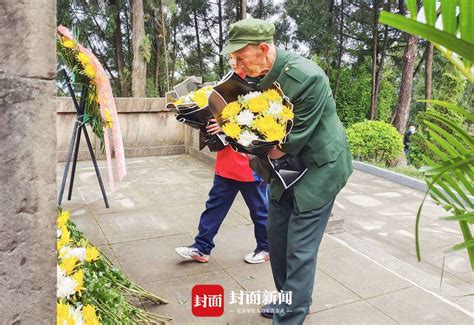 泪目！清明祭英烈 抗美援朝老兵用残臂擦拭墓碑献上军礼抗美援朝英烈军礼