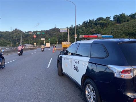 大車沿路漏油危害行車安全，百福警火速交管，通報排除 威傳媒新聞 Winnews
