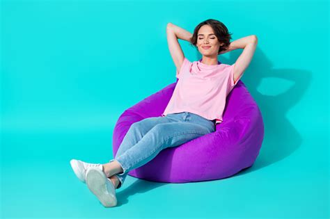 예쁜 긍정적 인 아가씨의 사진 가방 팔 머리 눈 닫힌 상상 휴가 여행 여행 빈 공간 고립 된 청록색 배경 25 29세에 대한 스톡 사진 및 기타 이미지 Istock