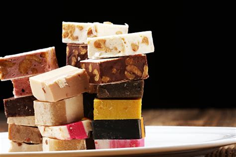 맛 있는 전통 이탈리아 축제 Torrone 또는 너트 나무 배경에 누가 부드러운 누가 블록 아몬드와 다른 색상 이탈리아 과자 0