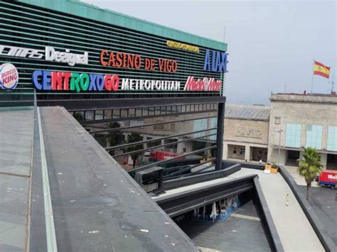 Detenido Un Hombre Por Romper De Una Patada Una De Las Puertas Del Centro Comercial A Laxe