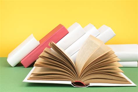 책 쌓기 나무 테이블과 녹색 배경에 하드 백 책을 엽니 다 학교로 돌아 가기 광고 텍스트의 공간을 복사합니다 0명에 대한 스톡
