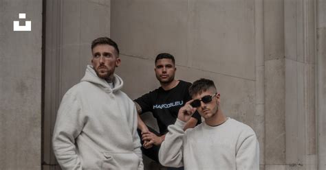 사진을 위해 포즈를 취하는 한 무리의 남자들 사진 Unsplash의 무료 회색 이미지