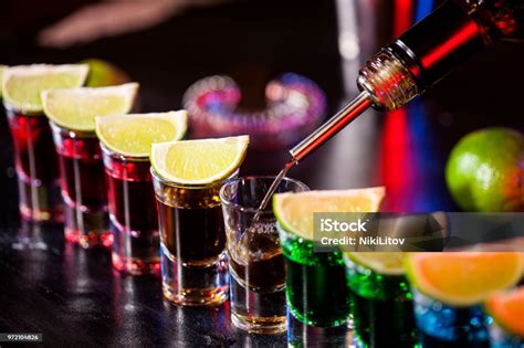 작은 안경에 알콜 음료를 붓는 바텐더에 바 바에서의 화려한 칵테일 개체 그룹에 대한 스톡 사진 및 기타 이미지 개체 그룹