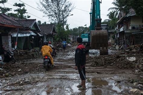 Tsunami In Indonesien Mindestens Tote Der Spiegel