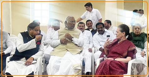 सोनिया राहुल यांच्या उपस्थितीत मल्लिकार्जुन खर्गे यांनी अध्यक्षपदाचा