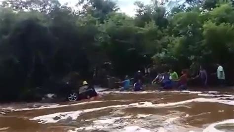 Vídeo dramático duas pessoas conseguem sair do carro mas outras duas morrem em carro arrastado