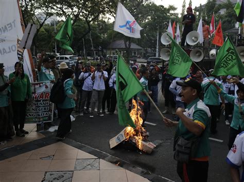 Aksi Demo Buruh Di Semarang Tuntut Kenaikan Ump Jateng Minimal 15