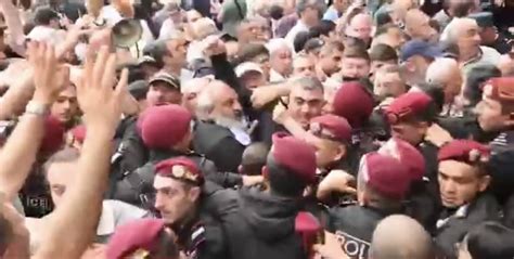 Կարմիր բերետավորների հարձակում՝ Բագրատ Սրբազանի վրա