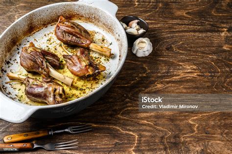 베이킹 접시에 수제 삶은 양 생크 나무 배경 맨 위 보기입니다 복사 공간 갈색에 대한 스톡 사진 및 기타 이미지 갈색 감자