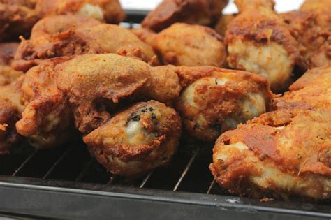 황금 갈색 바삭바삭한 수제 남부 프라이드 치킨 레시피 양념 된 매운 반죽 코팅 허브 밀가루 및 빵 부스러기 육즙이 많은 치킨 패스트 푸드 테이크 아웃 을 주방 그릴에