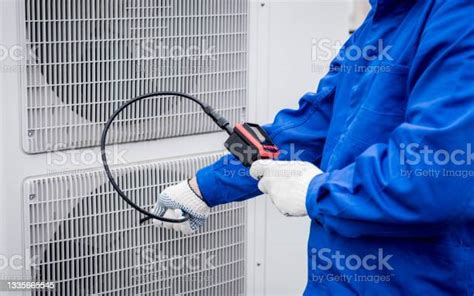 기술자는 디지털 카메라를 사용하여 열 교환기의 막힘을 확인합니다 급기관에 대한 스톡 사진 및 기타 이미지 급기관 건강관리와 의술 건강한 생활방식 Istock