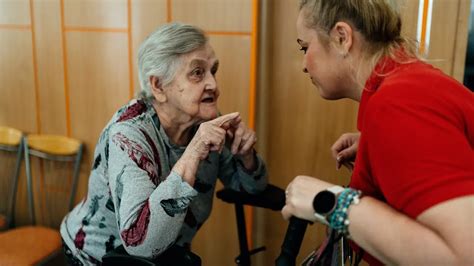 Arti Caregiver Beserta Tugas Dan Perannya Pengasuh Lansia Yang Banyak