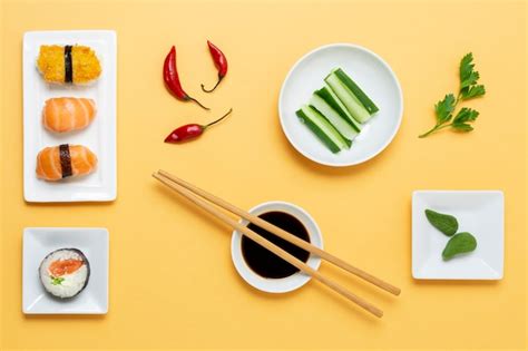 Rollos De Sushi Con Salsa De Soja En La Mesa Foto Gratis
