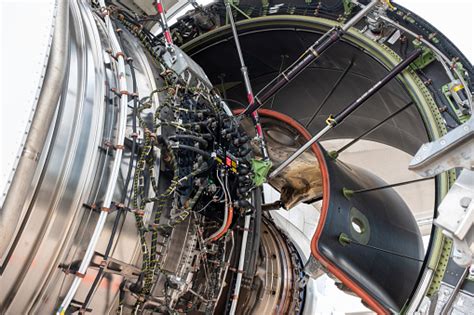 비행기가 공항에 주차 할 때 유지 보수 중에 가스 터빈 엔진이 닫힙니다 기계공과 기술자는 발전소의 유압 수리 및 점검 시스템을