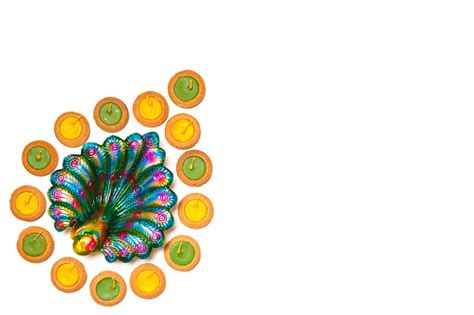 해피 디왈리 디파발리 빛 축제 축제 동안 점토 디야 램프 조명 흰색 배경에 다채로운 전통적인 오일 램프 Diya 텍스트의 공간을 복사합니다 0명에 대한 스톡 사진 및 기타