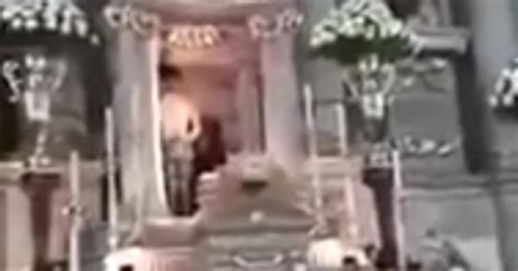 Hombre “endemoniado” Se Desnuda En El Altar De Una Basílica Y Ataca A
