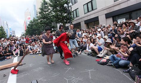 大道芸で1000人魅了、ギリヤーク尼ヶ崎50周年 すいかタイムズ