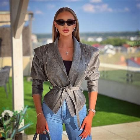 Bianca Dragusanu S A Afisat Cu Parul Sau Natural Cum Arata Vedeta Fara