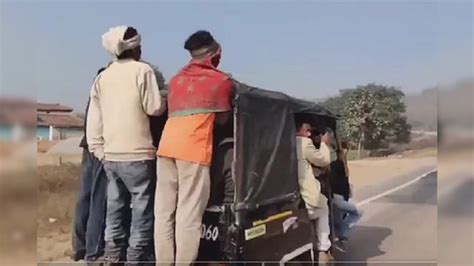 একটি অটোতে সর্বোচ্চ কত জন যাত্রী উঠতে পারেন গুনতে গিয়ে মাথায় হাত