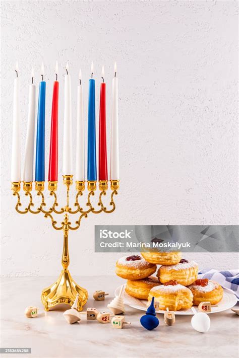 축제 간식과 하누카 상징이 있는 대리석 테이블에 화려한 불타는 촛불이 있는 아름다운 금 촛대 마이너 수직 보기 겨울에 대한 스톡 사진 및 기타 이미지 Istock