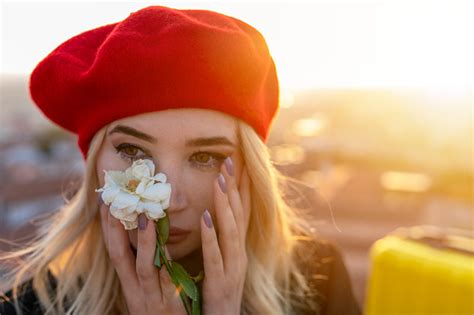 금발의 여자 와 빨간 베레모 들고 흰색 장미 로맨틱한 분위기의 여자의 초상화 20 24세에 대한 스톡 사진 및 기타 이미지 20 24세 금발 머리 꽃 나무 Istock