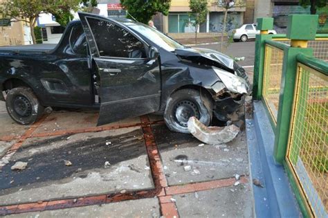 Motorista foge após atingir e matar motociclista na Barão do Rio Branco