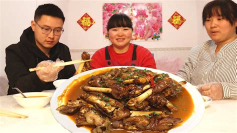 【陕北霞姐】16只羊蹄子，小火慢炖3个小时，劲道又q弹，姐弟几个直接下手啃，猛香了！ Youtube