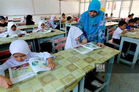 Gambar Cikgu Mengajar Guru Mengajar Pelajar Untuk Melukis Dan Belajar