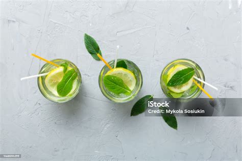 Caipirinha Mojito 칵테일 보드카 또는 테이블 배경에 라임 민트 및 짚을 곁들인 소다 음료 민트와 라임으로 상쾌한 음료를 유리 탑 뷰 플랫 레이에 담아 각얼음에
